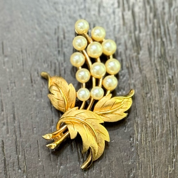 Trifari | Jewelry | Stunning Vintage Crowned Trifari Grape Vine Brooch ...